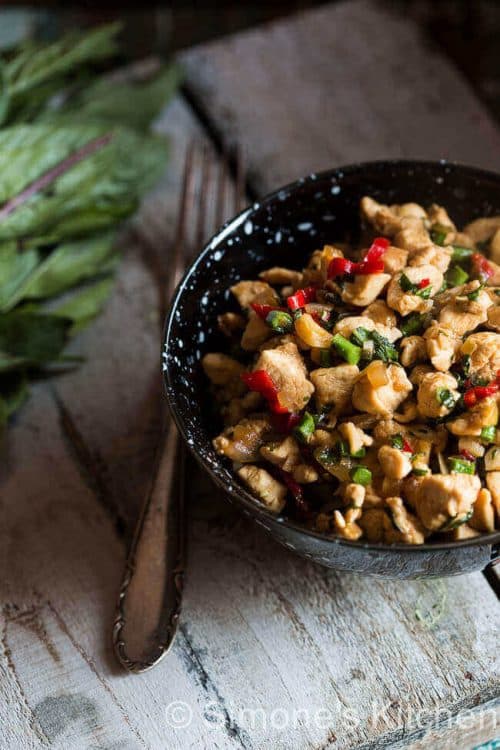 Phad Kaprao Gai (gebakken kip met basilium op Thaise wijze) - Simone's ...