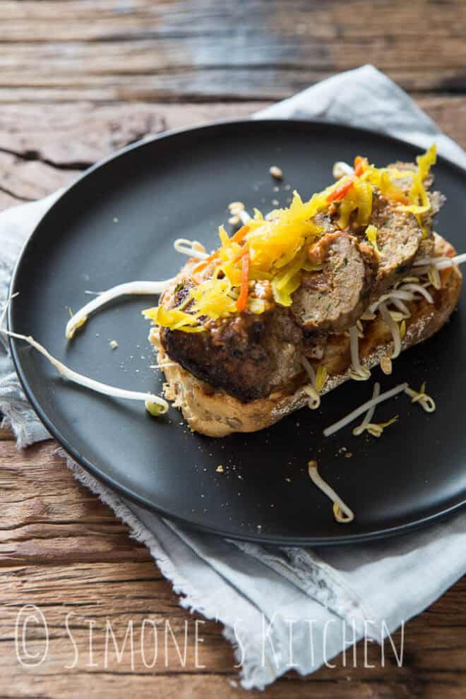 Pittig broodje bal met pindakaas - Simone's Kitchen