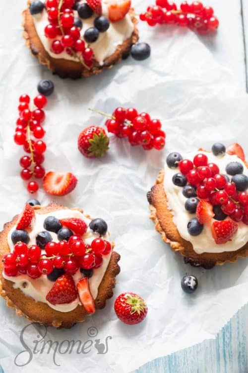 Snelle frangipane taartjes met zomerfruit - Simone's Kitchen