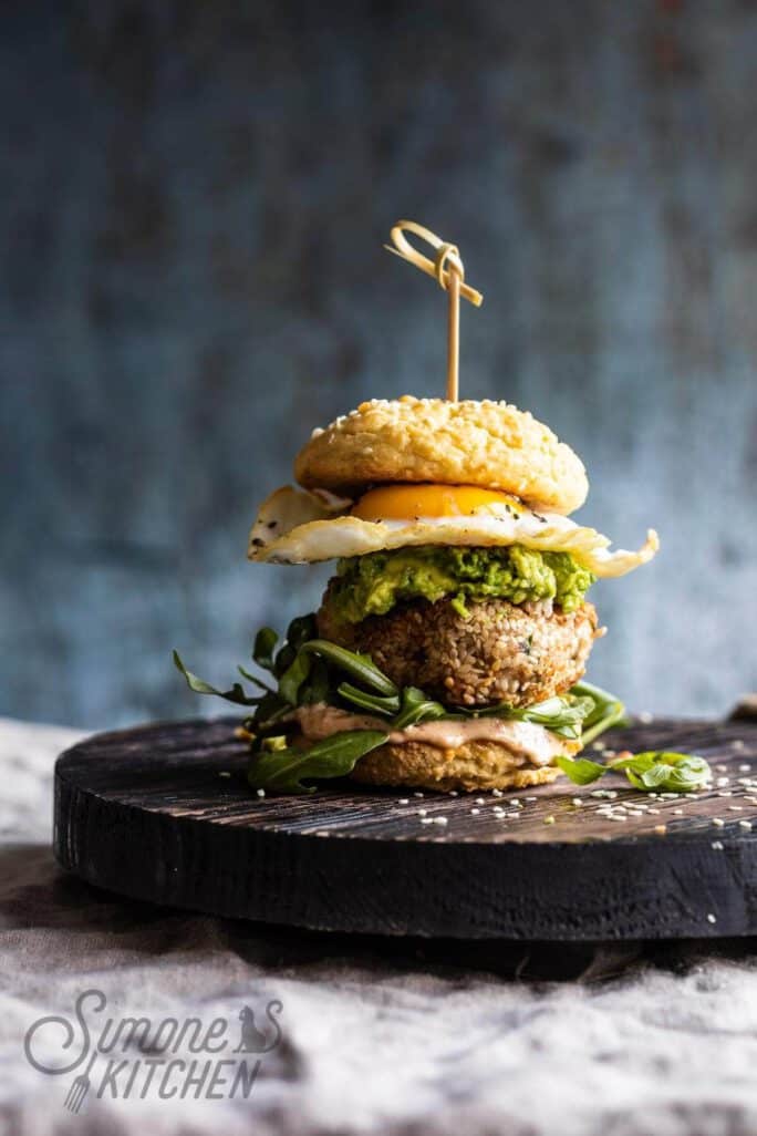 Kipburger met avocado en een gebakken eitje - Simone's Kitchen