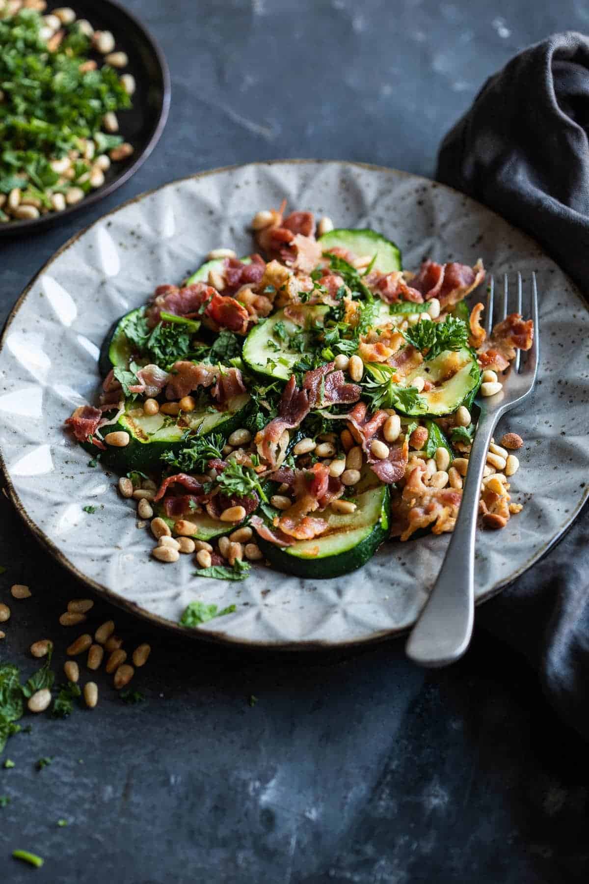 Geroosterde courgette salade met spek en pijnboompitjes - Simone's Kitchen