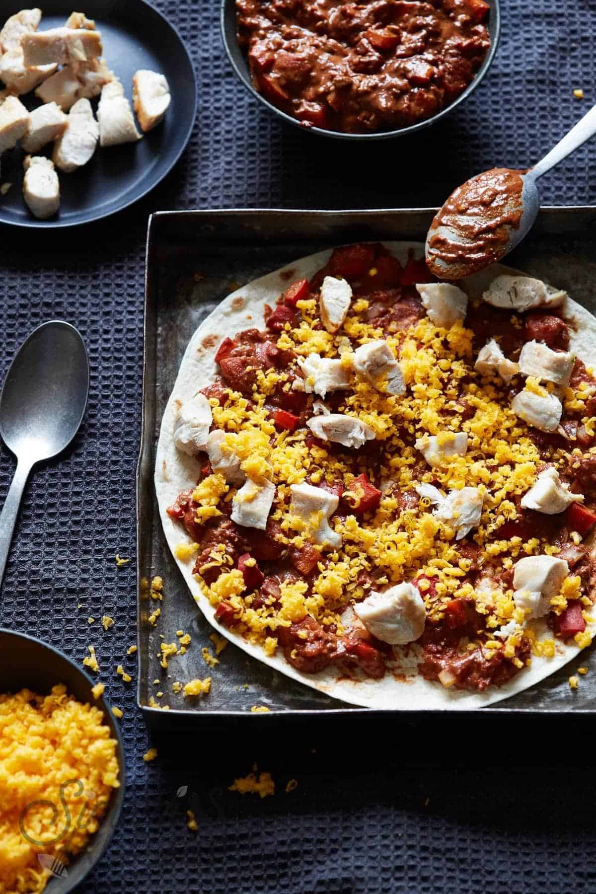 Quesadilla met chocolade molesaus, kip en kaas