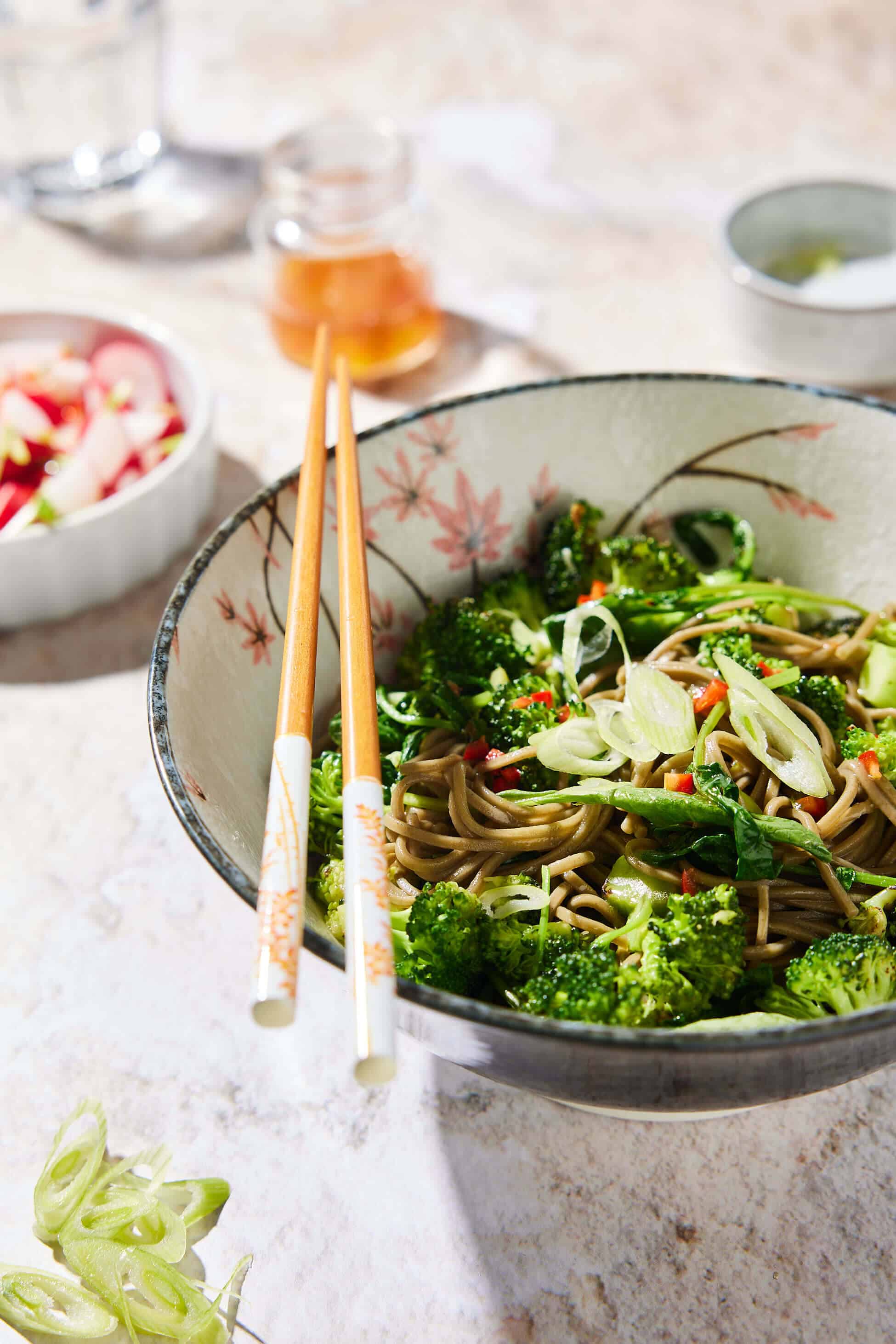 Noedels met broccoli, kip en gesmoord radijsblad